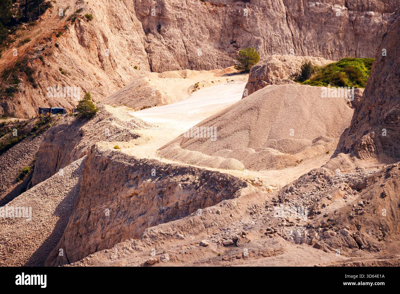 Working quarry hi-res stock photography and images - Alamy