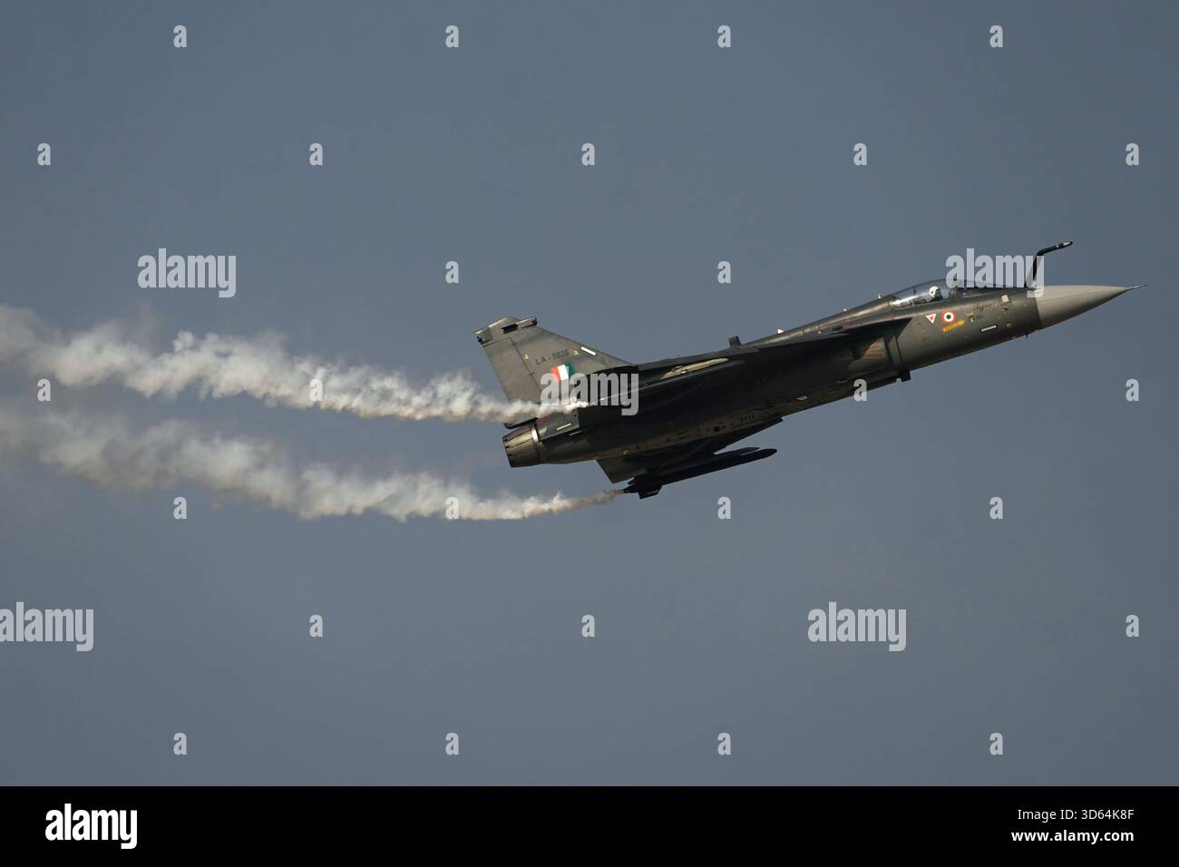 An Indian Air Force HAL Tejas performs during the Dubai Air Show in ...