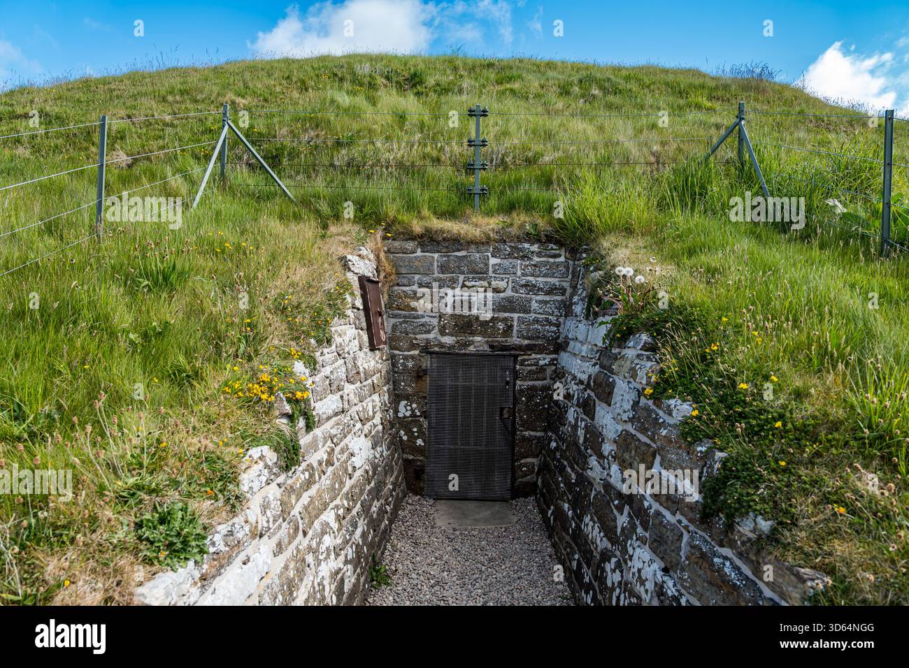 Underground entrance to neolithic burial chamber, Maeshowe chambered ...