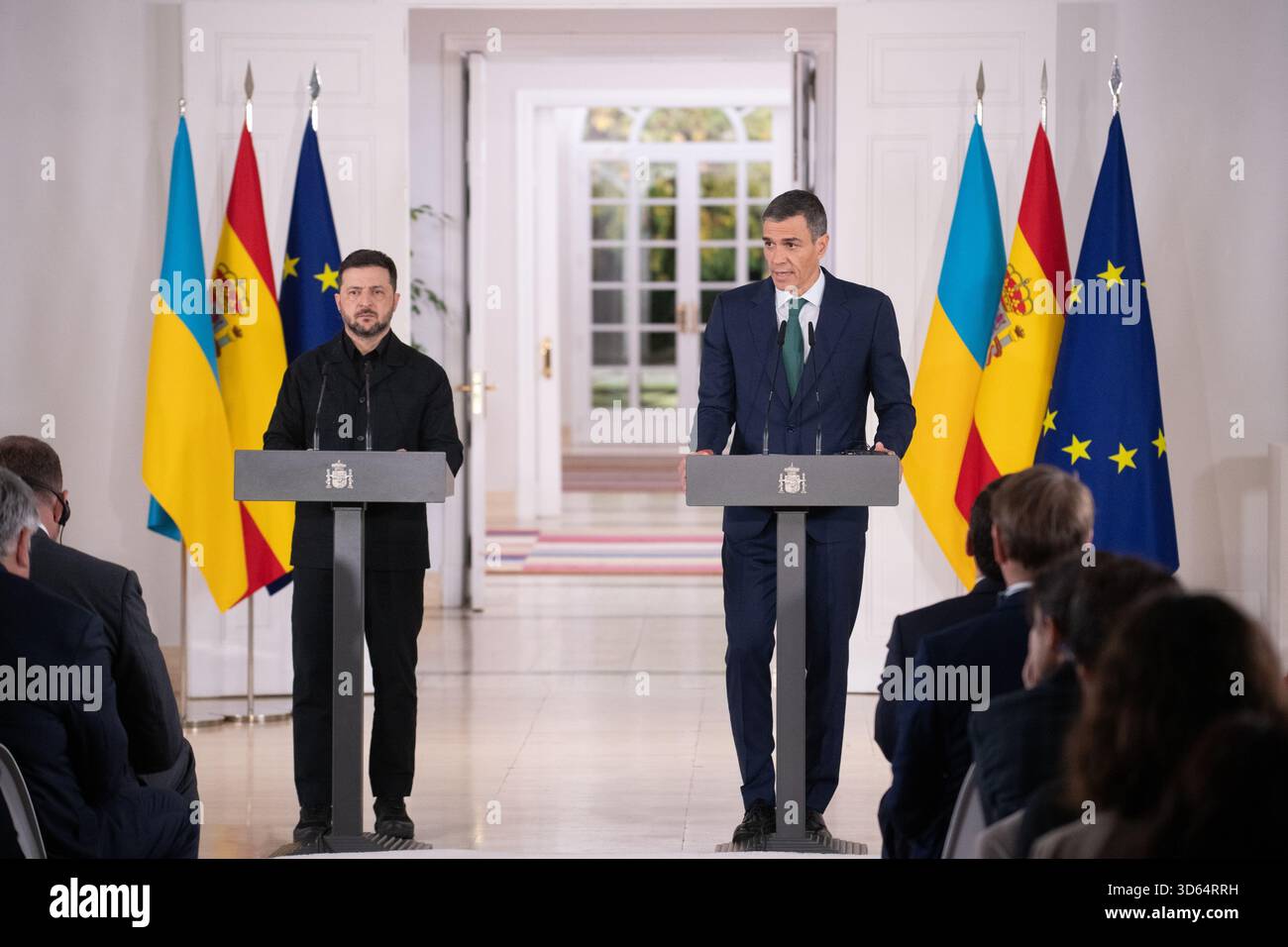 The President of the Government, Pedro Sánchez (r), and the President ...