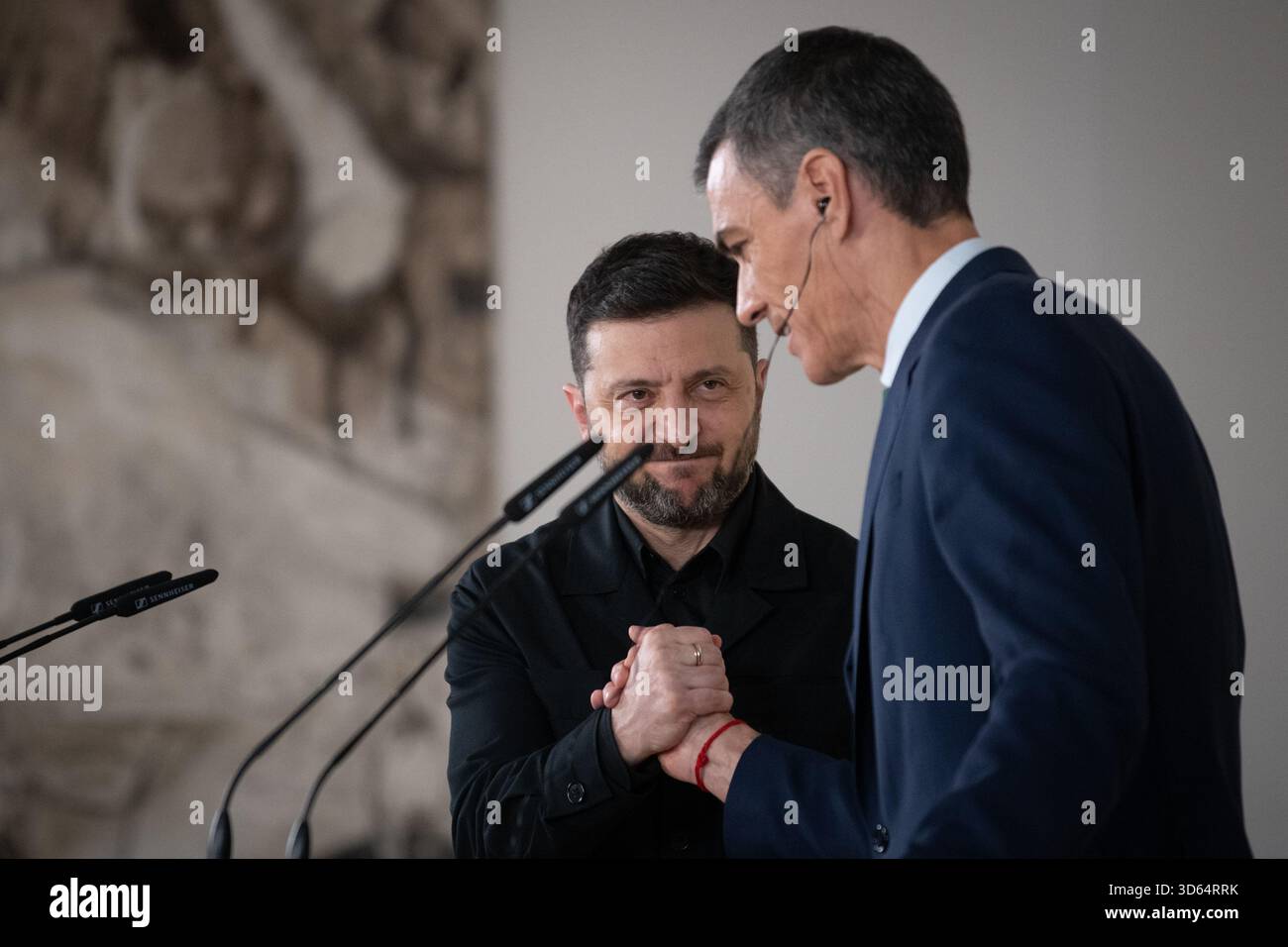 The President of the Government, Pedro Sánchez (r), and the President ...