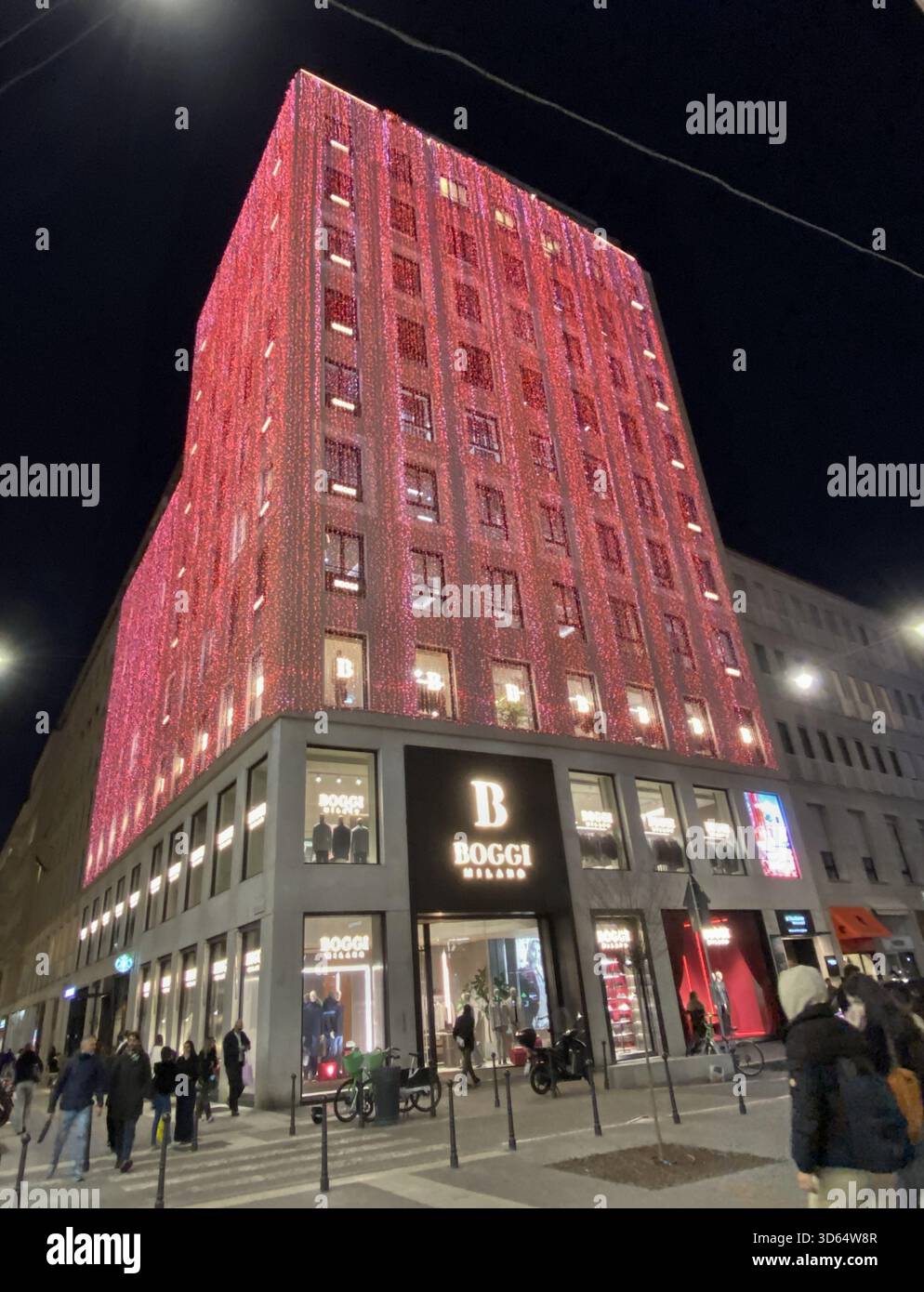 In the center of Milan, the 2025 Christmas lights have already begun to ...