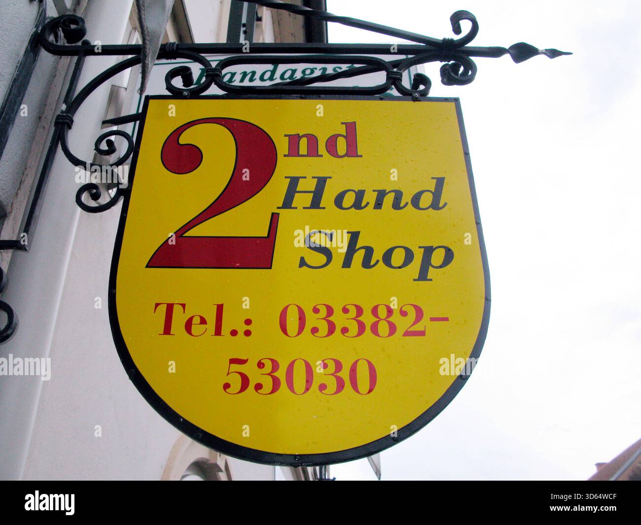 symbol for buying and selling second hand goods in a shop or on a flea ...