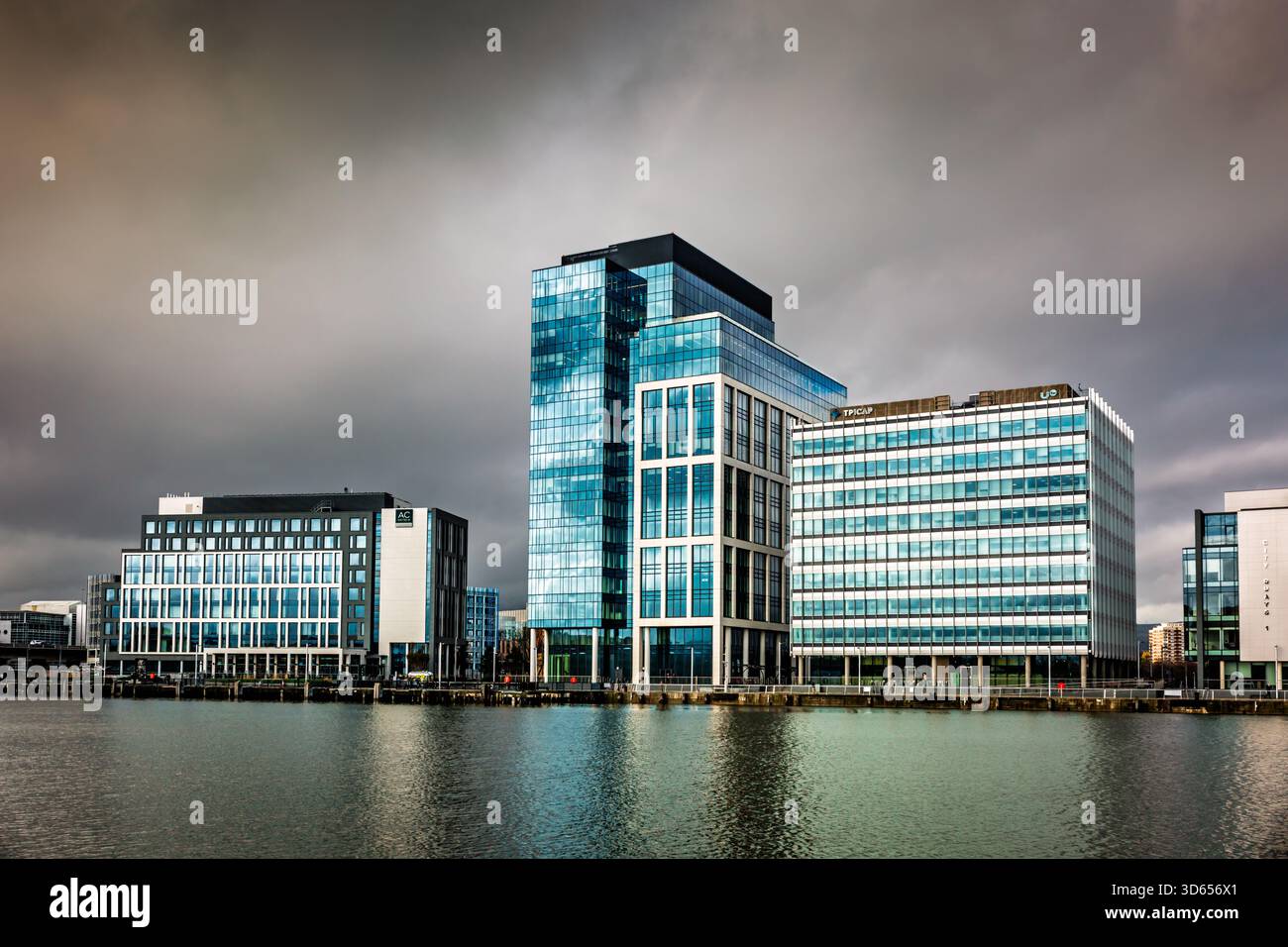 Buildings glass blocks hi-res stock photography and images - Alamy