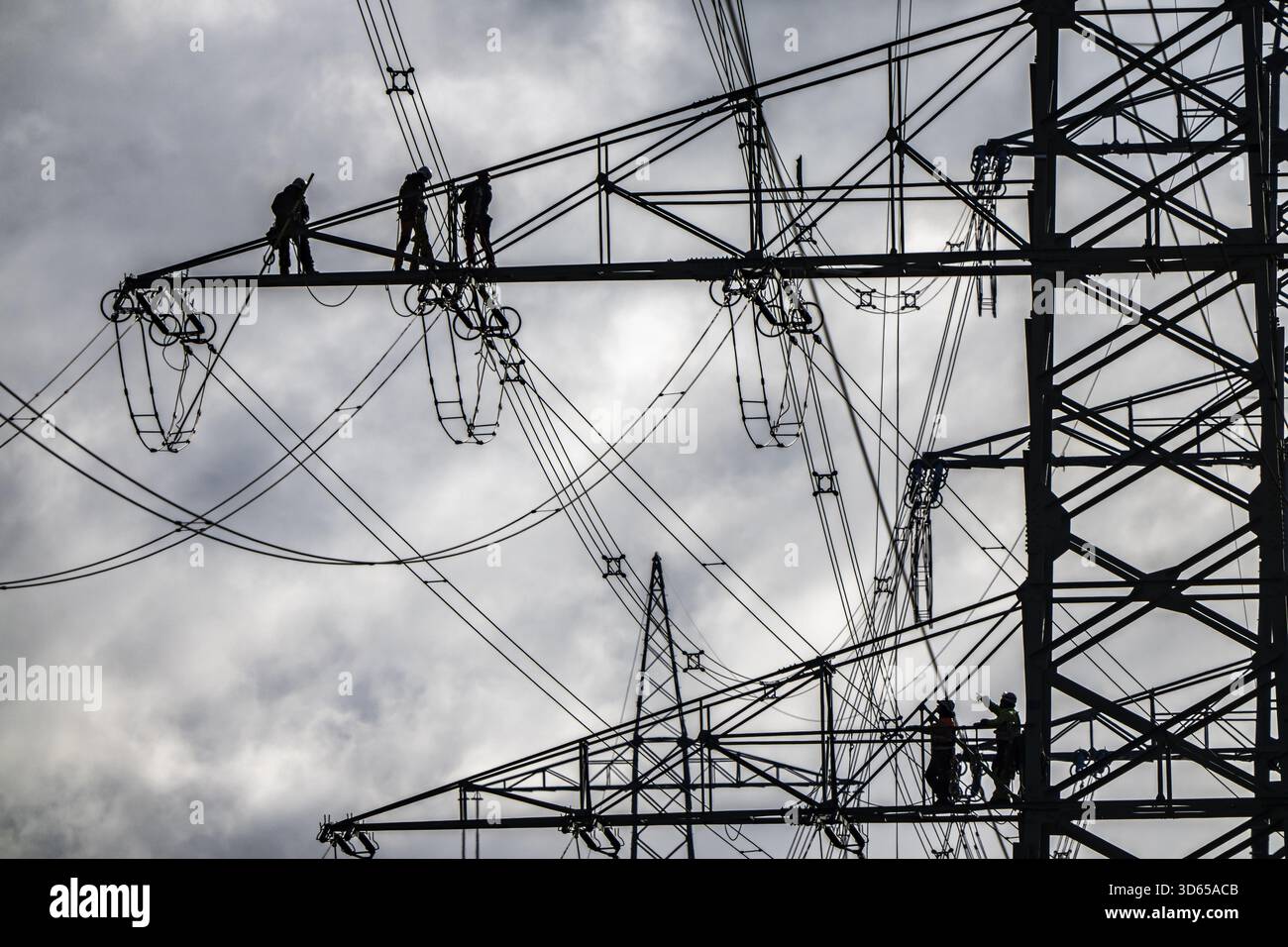 Work on a 380 kV high-voltage overhead line, new construction, along ...