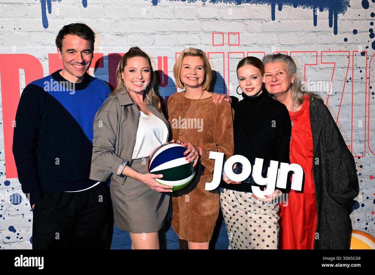 18 November 2025, Bavaria, Munich: Actors Alexander Khuon (l-r ...