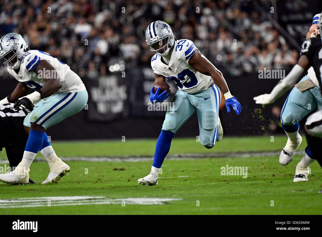Dallas Cowboys running back Javonte Williams (33) runs with the ball ...