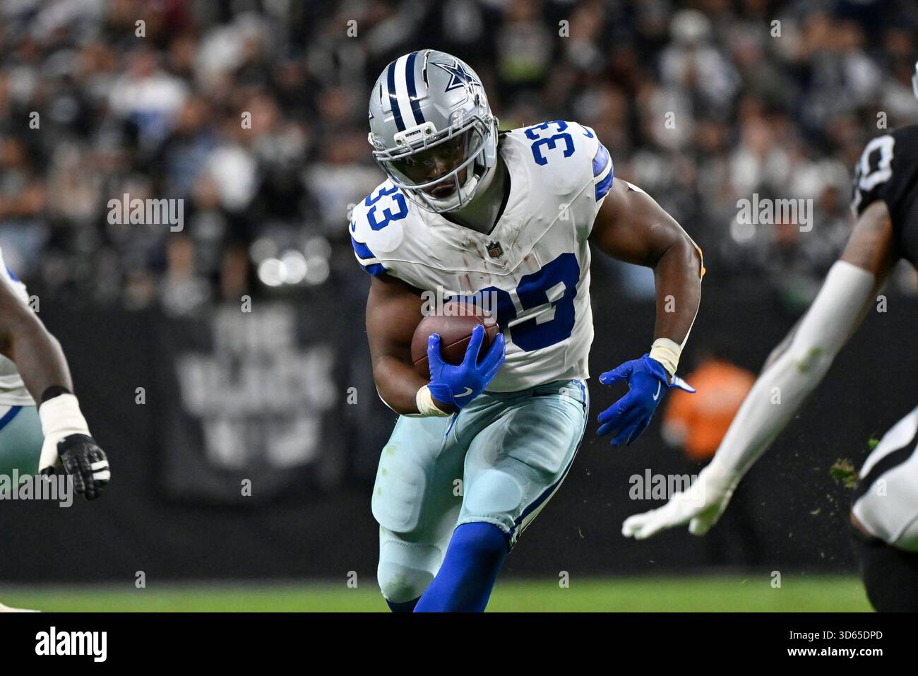 Dallas Cowboys running back Javonte Williams (33) runs with the ball ...