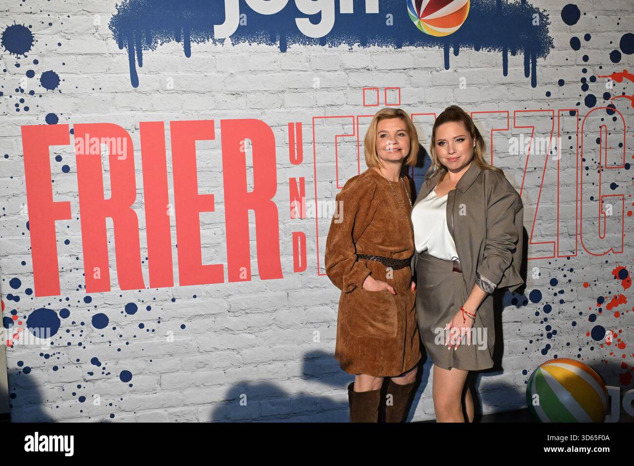 18 November 2025, Bavaria, Munich: Actresses Annette Frier (l) and ...