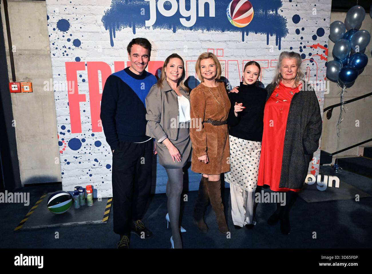 18 November 2025, Bavaria, Munich: Actors Alexander Khuon (l-r ...