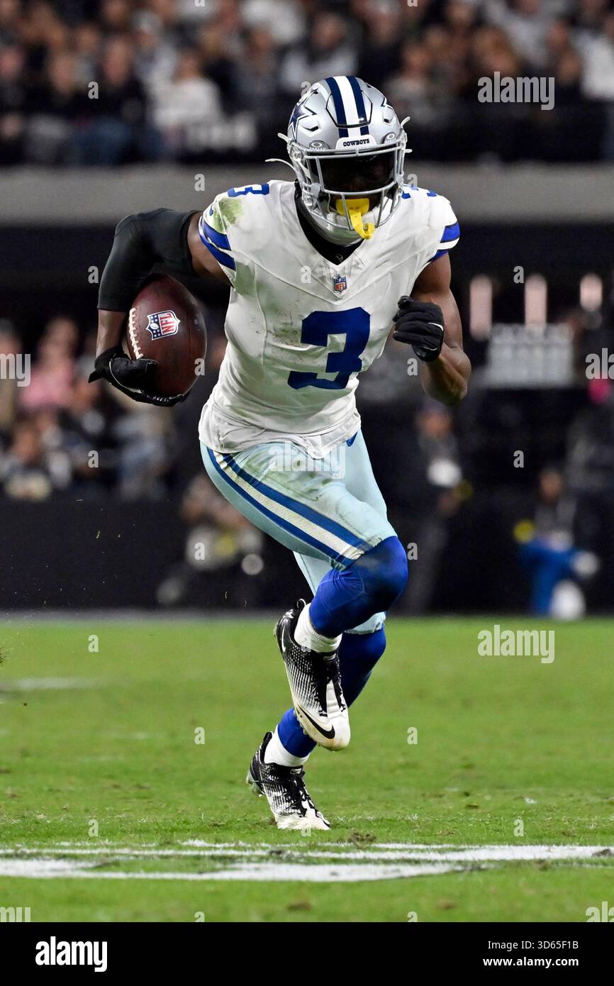 Dallas Cowboys wide receiver George Pickens (3) runs with the ball ...