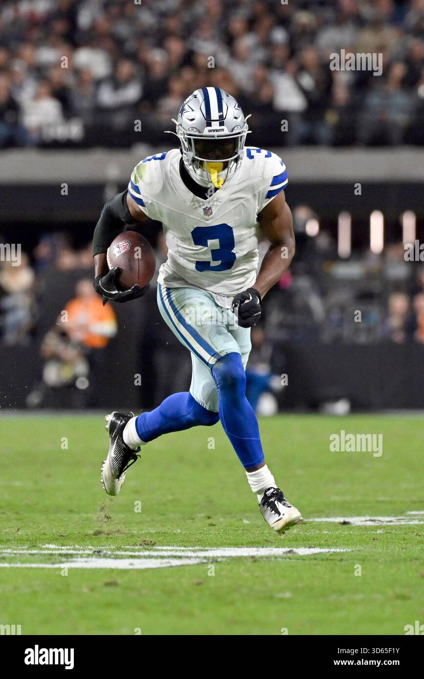 Dallas Cowboys wide receiver George Pickens (3) runs with the ball ...