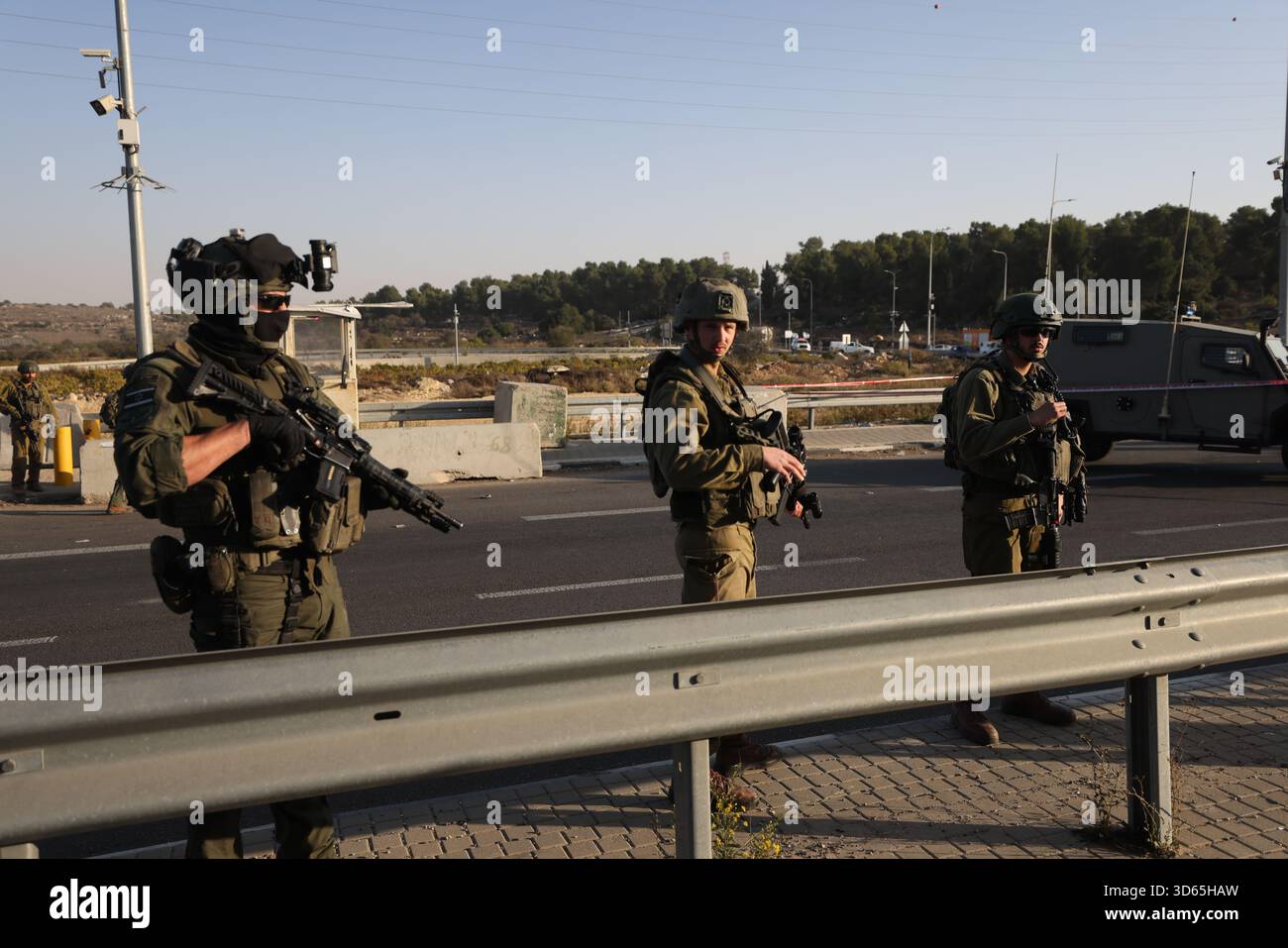(251118) -- JERUSALEM, Nov. 18, 2025 (Xinhua) -- Security forces cordon ...