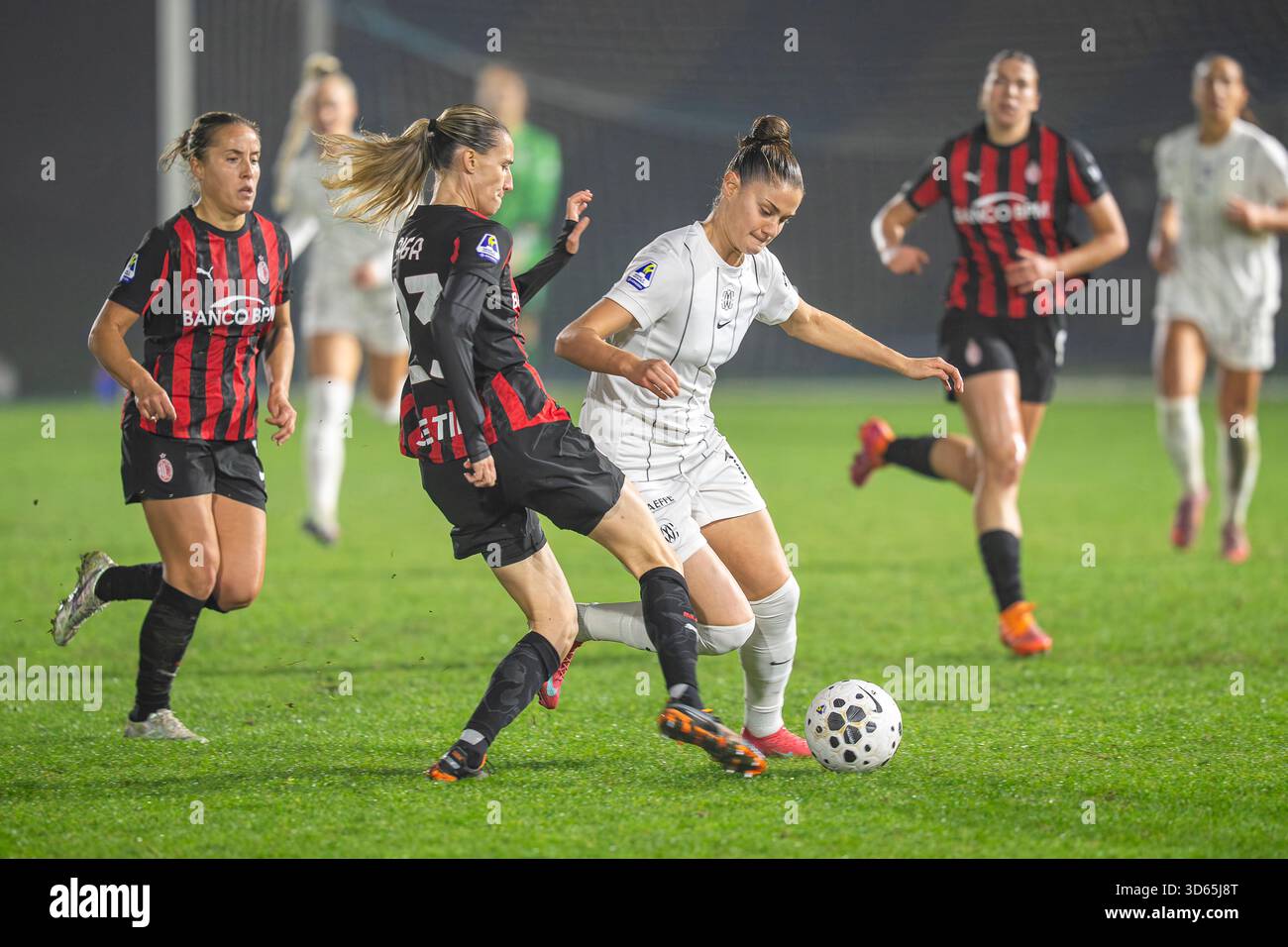 COMO, ITALY - NOVEMBER 15: Julie Piga of AC Milan fights for the ball ...