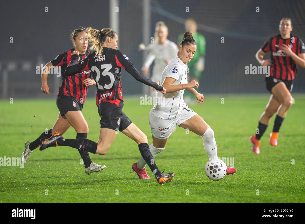 COMO, ITALY - NOVEMBER 15: Julie Piga of AC Milan L) against Veronica ...
