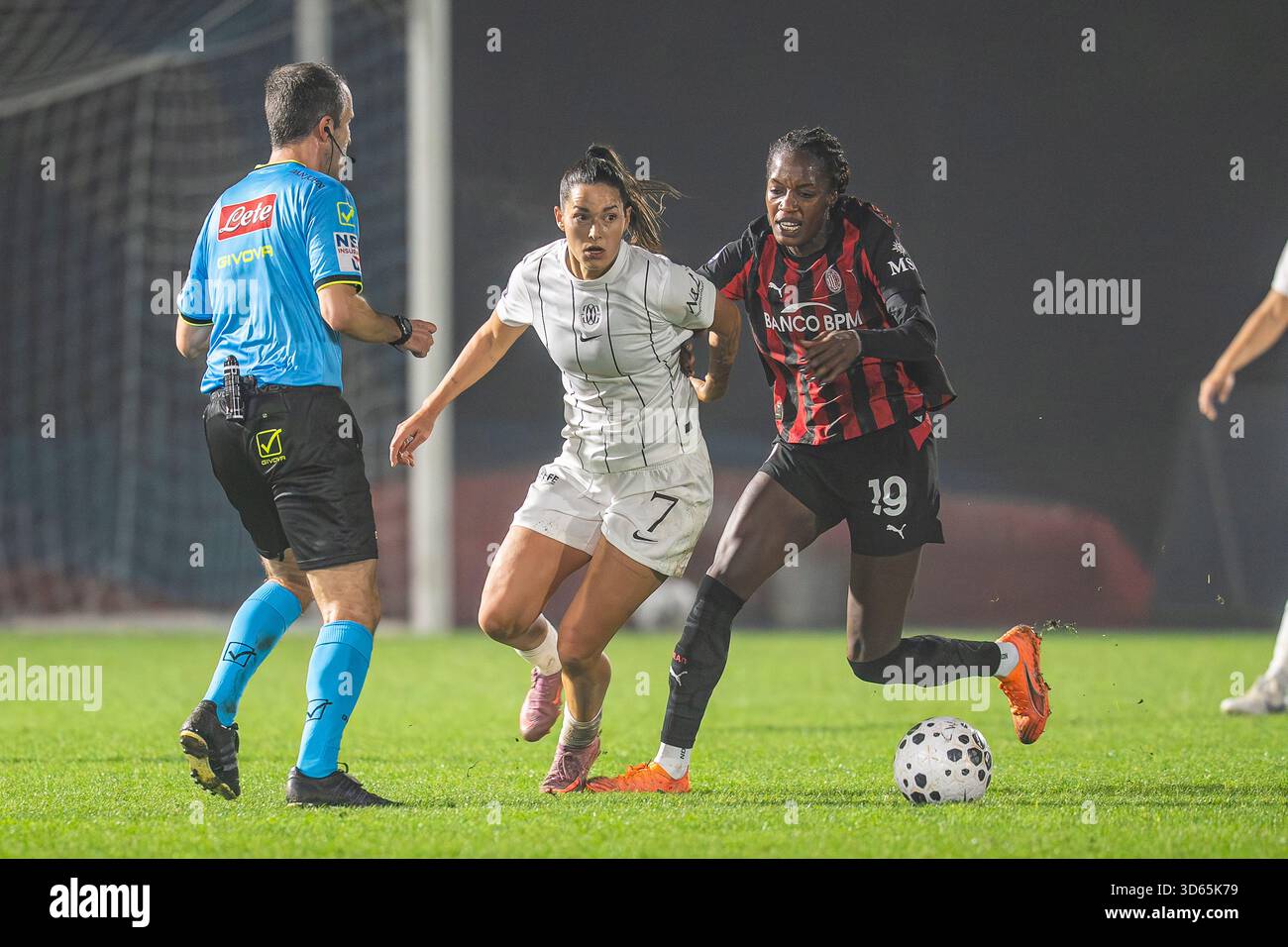 COMO, ITALY - NOVEMBER 15: Evelyn Ijeh of AC Milan R) against Nadine ...