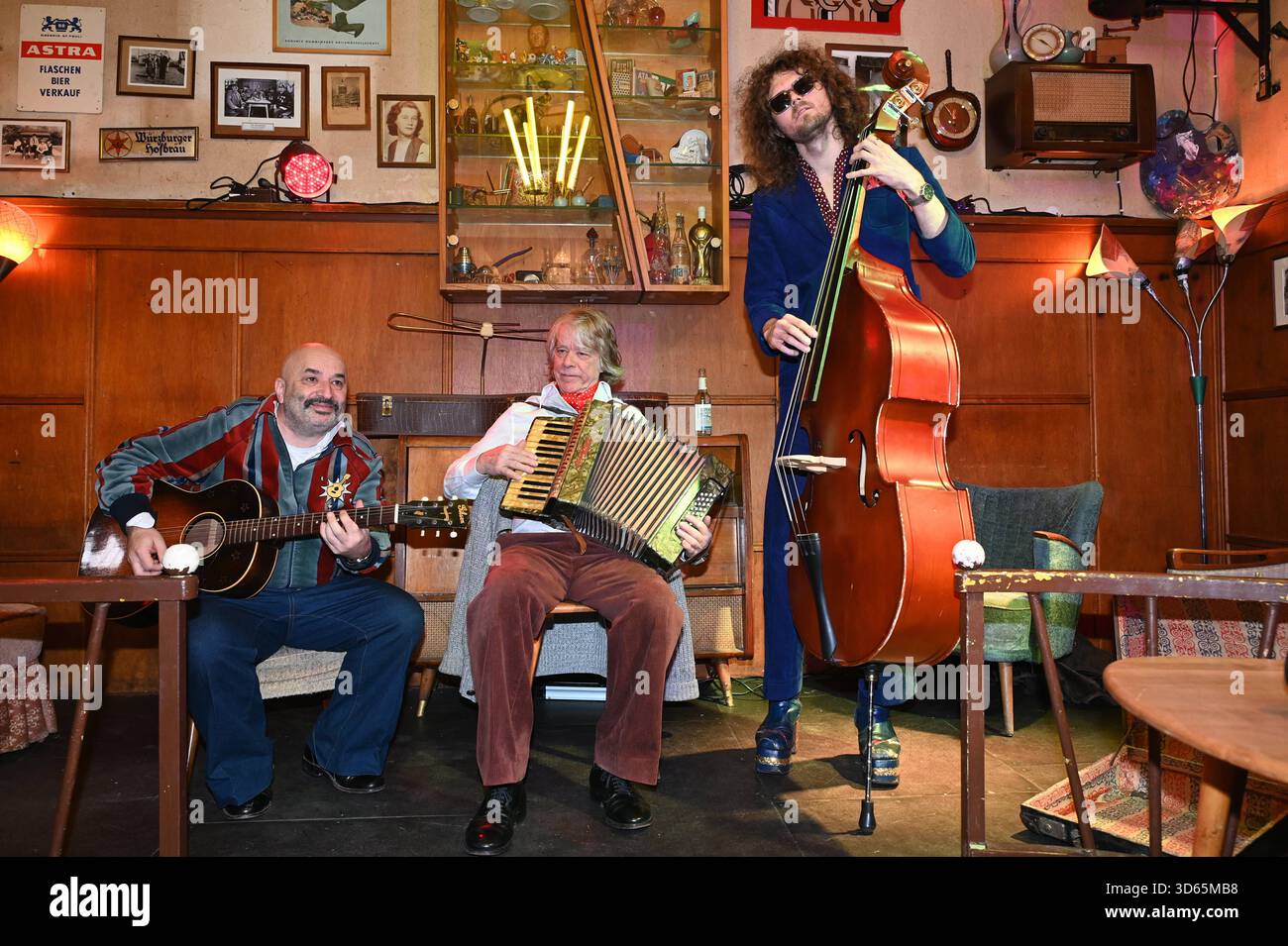 Der Entertainer und Musiker Helge Schneider posiert und musiziert mit ...