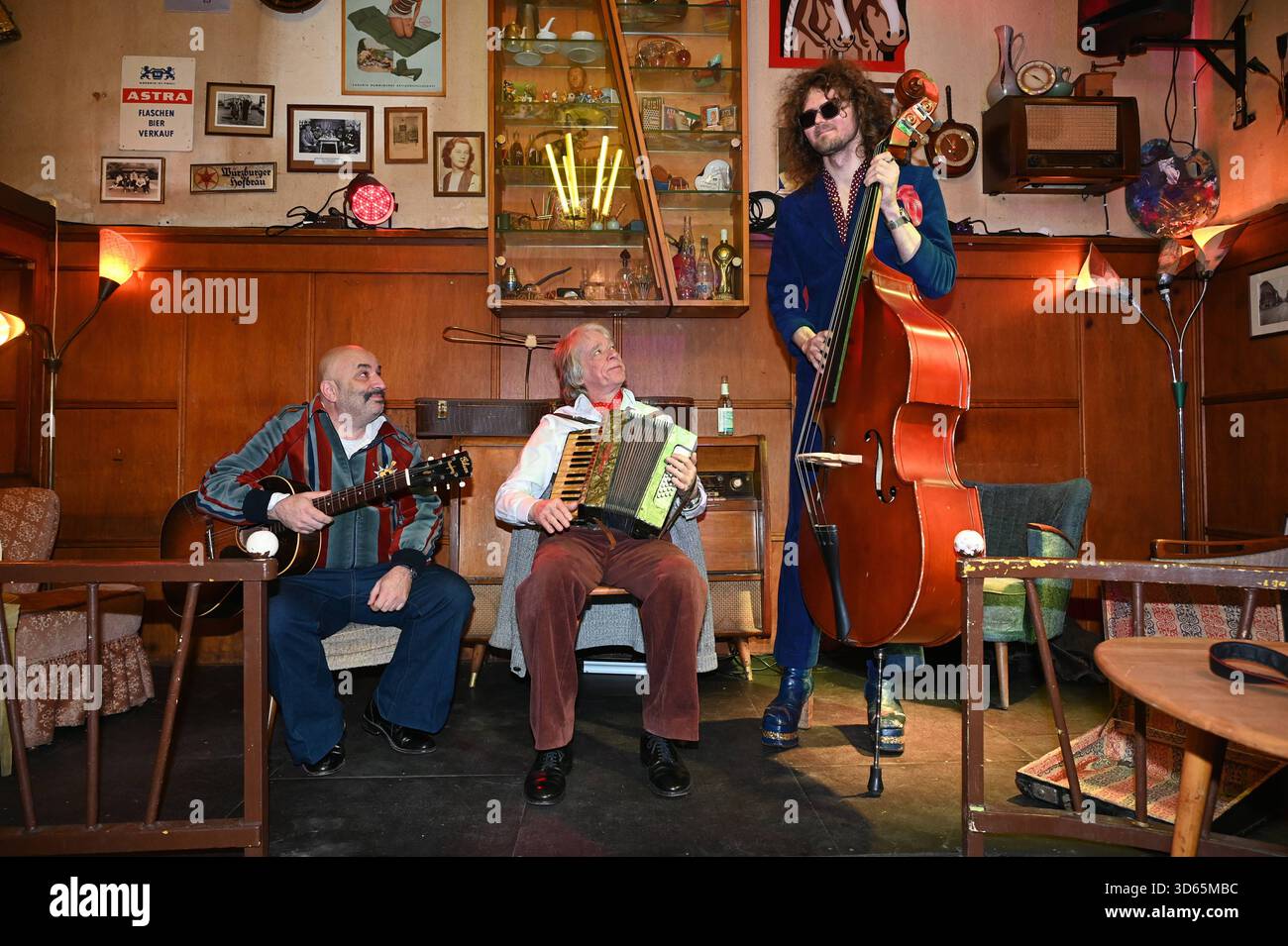 Der Entertainer und Musiker Helge Schneider posiert und musiziert mit ...