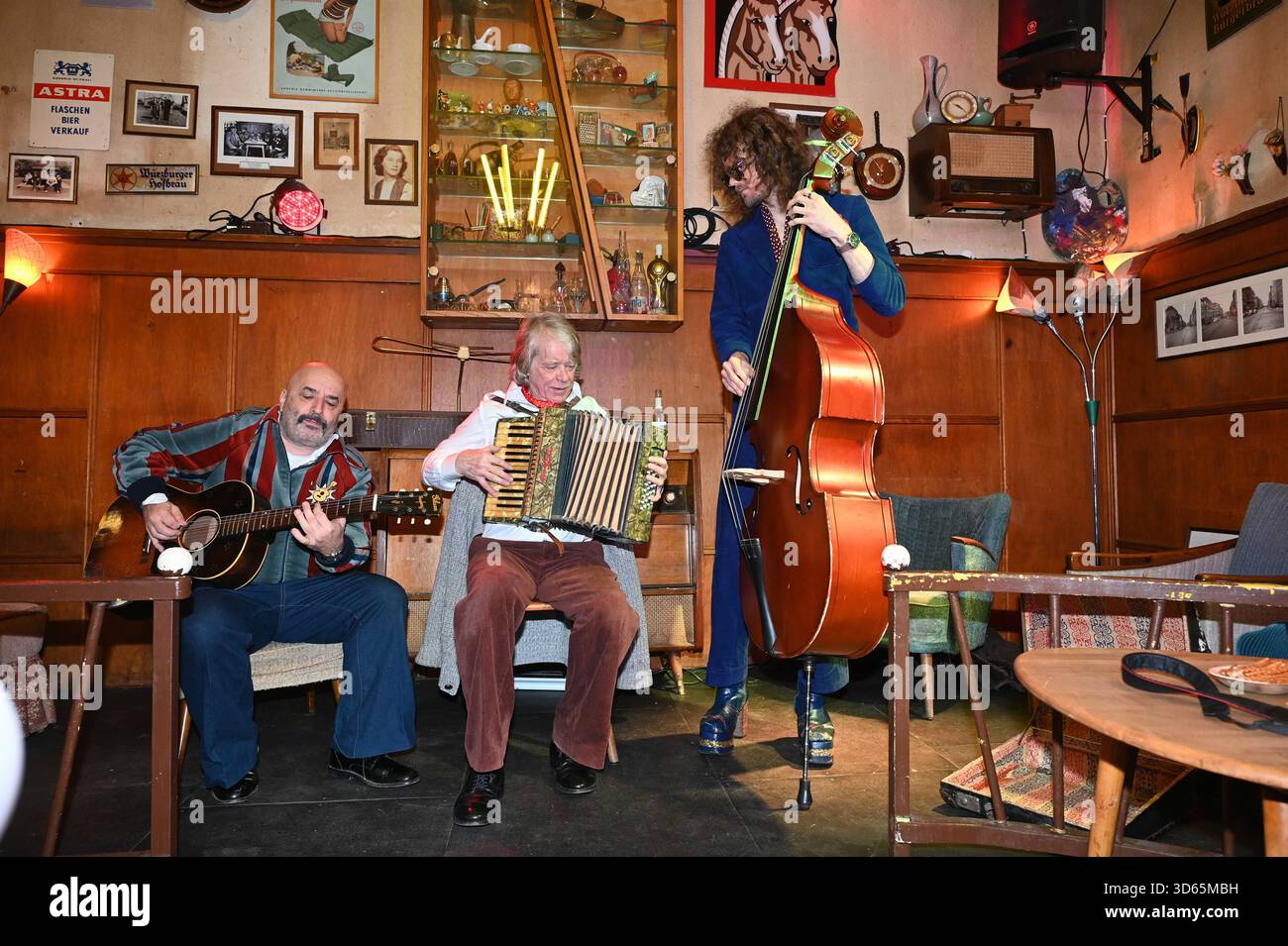 Der Entertainer und Musiker Helge Schneider posiert und musiziert mit ...