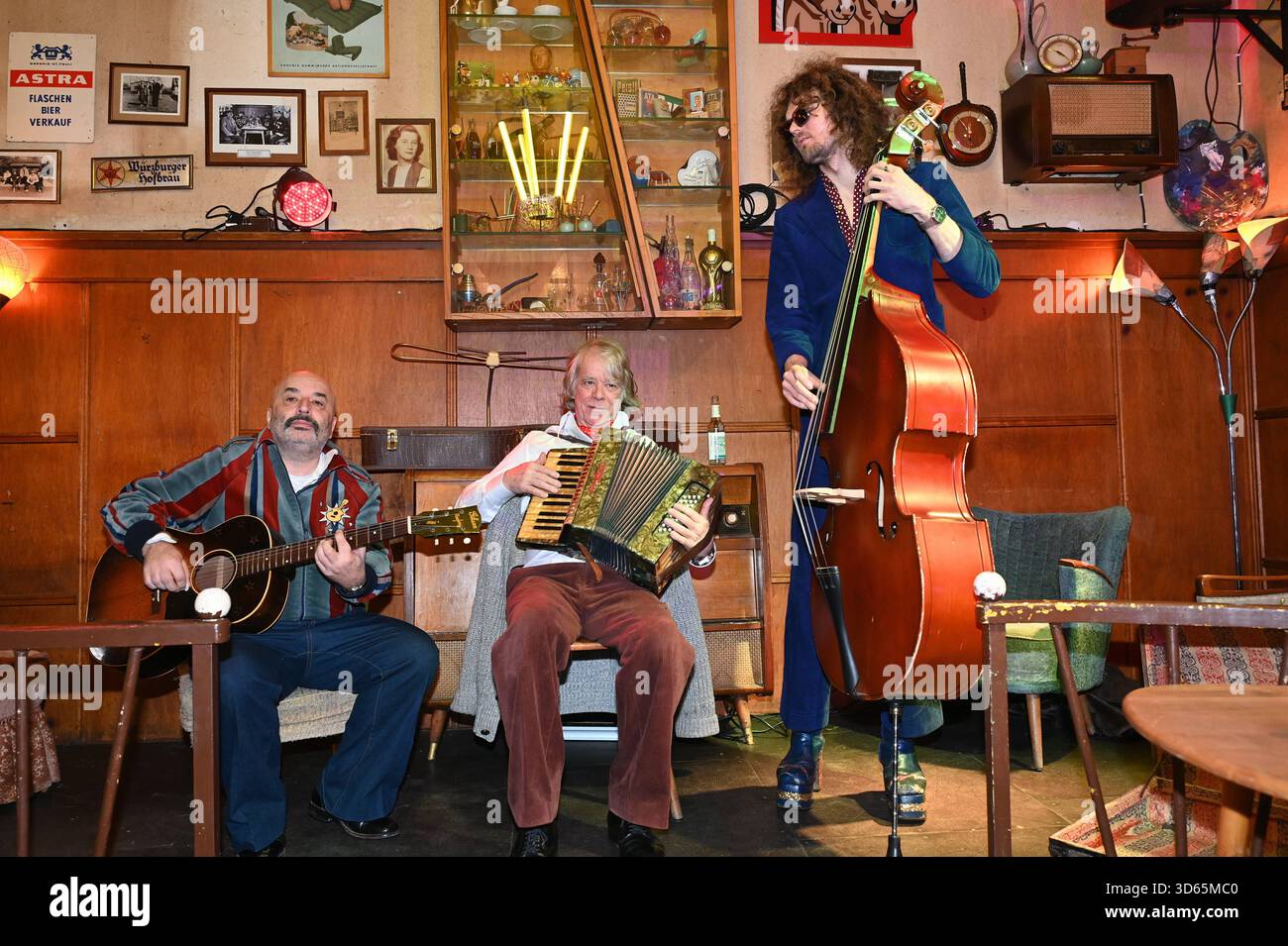 Der Entertainer und Musiker Helge Schneider posiert und musiziert mit ...