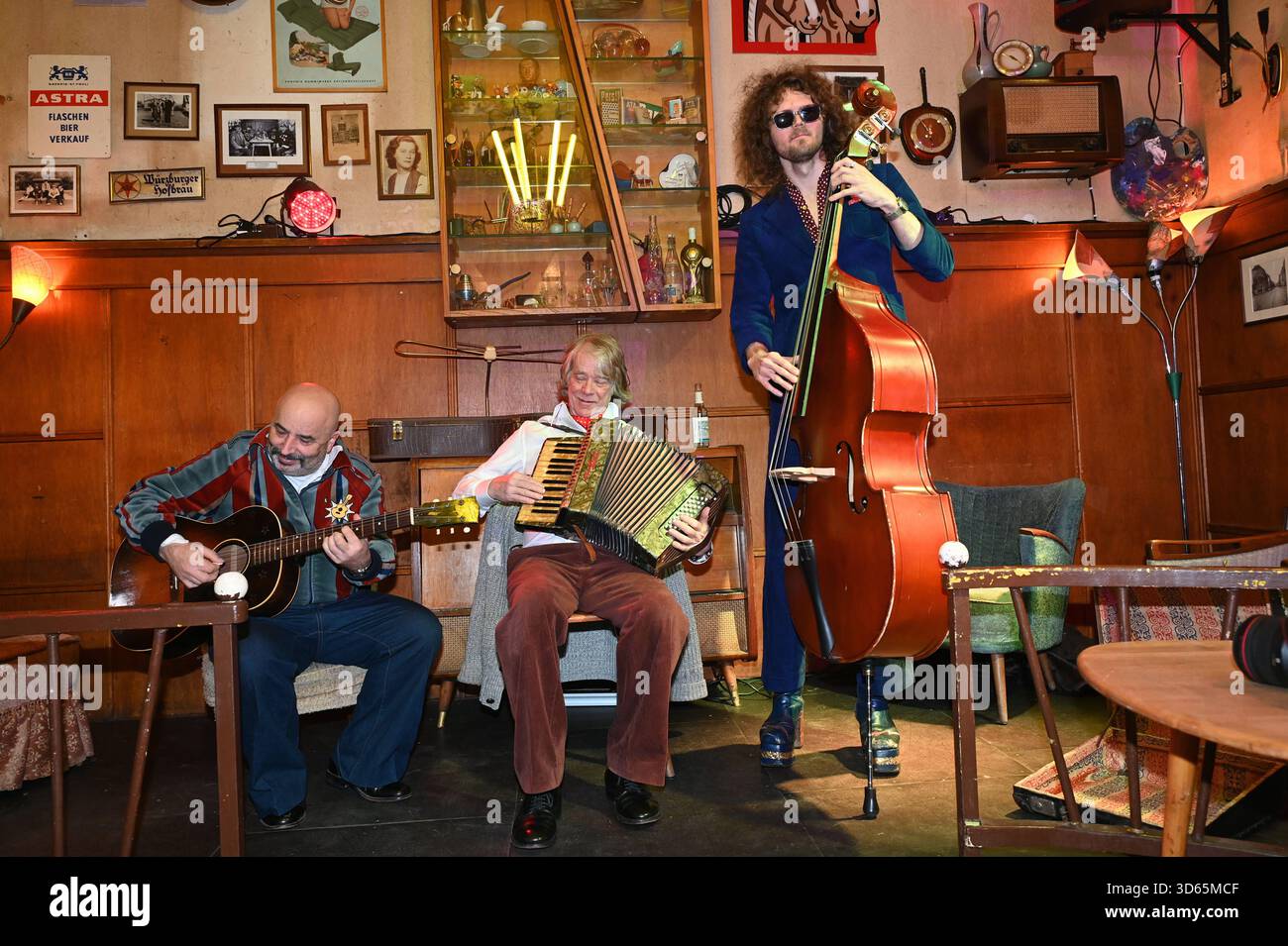 Der Entertainer und Musiker Helge Schneider posiert und musiziert mit ...