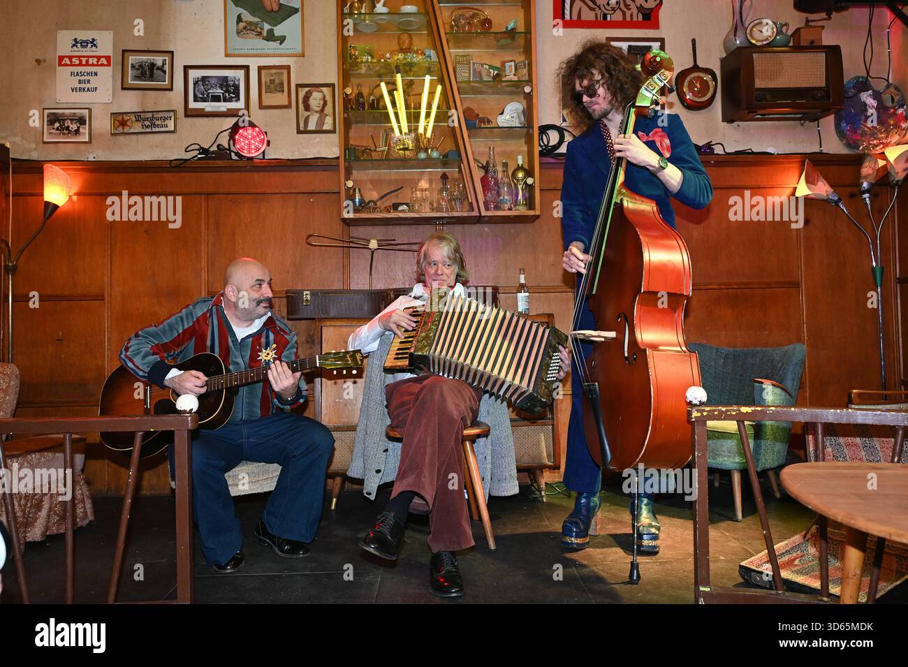 Der Entertainer und Musiker Helge Schneider posiert und musiziert mit ...