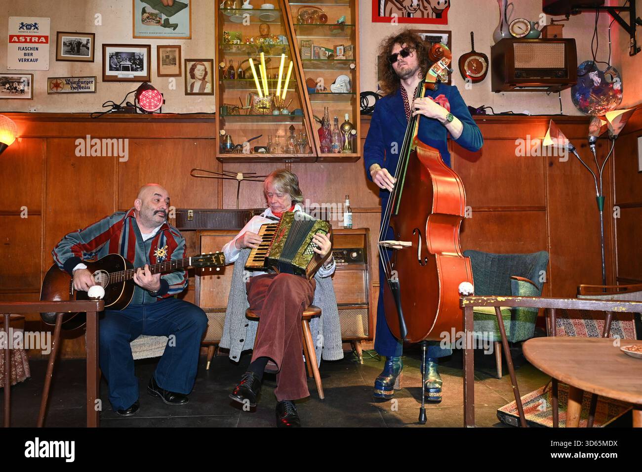 Der Entertainer und Musiker Helge Schneider posiert und musiziert mit ...