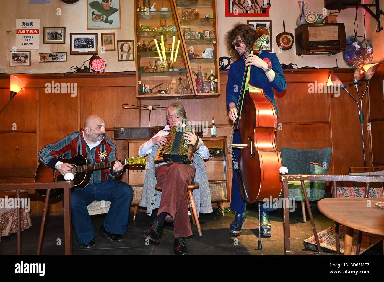 Der Entertainer und Musiker Helge Schneider posiert und musiziert mit ...
