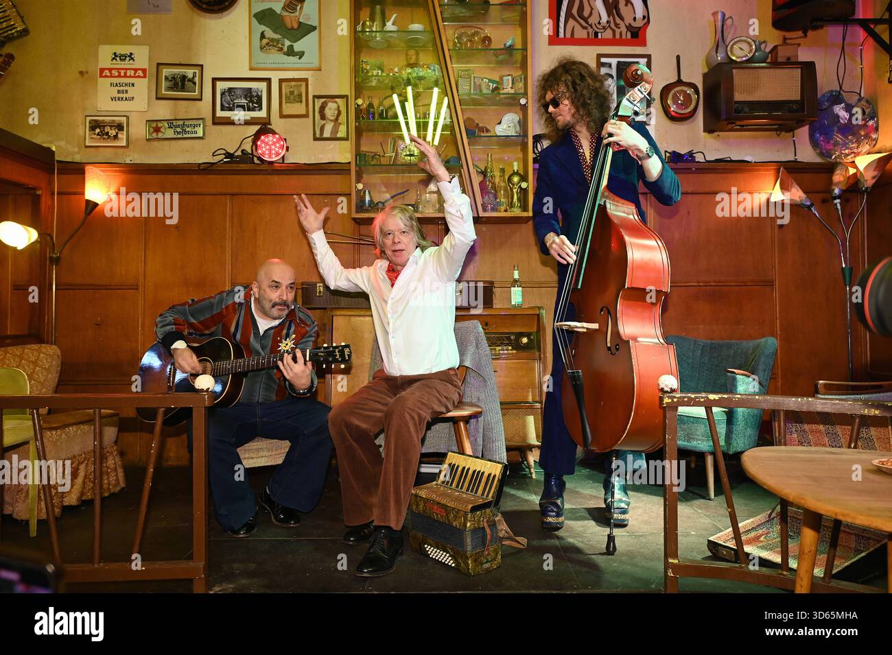 Der Entertainer und Musiker Helge Schneider posiert und musiziert mit ...