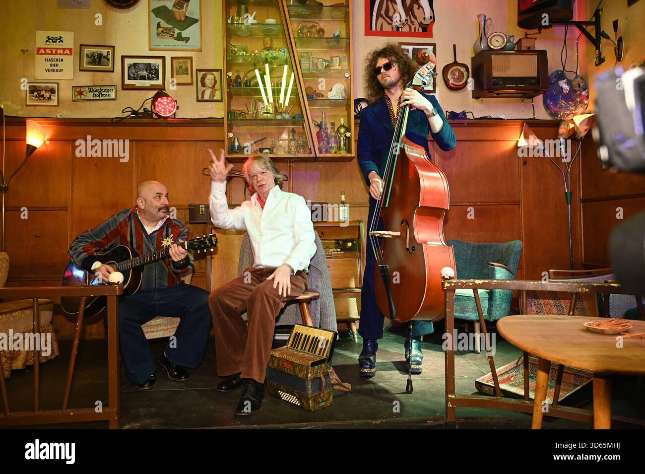 Der Entertainer und Musiker Helge Schneider posiert und musiziert mit ...