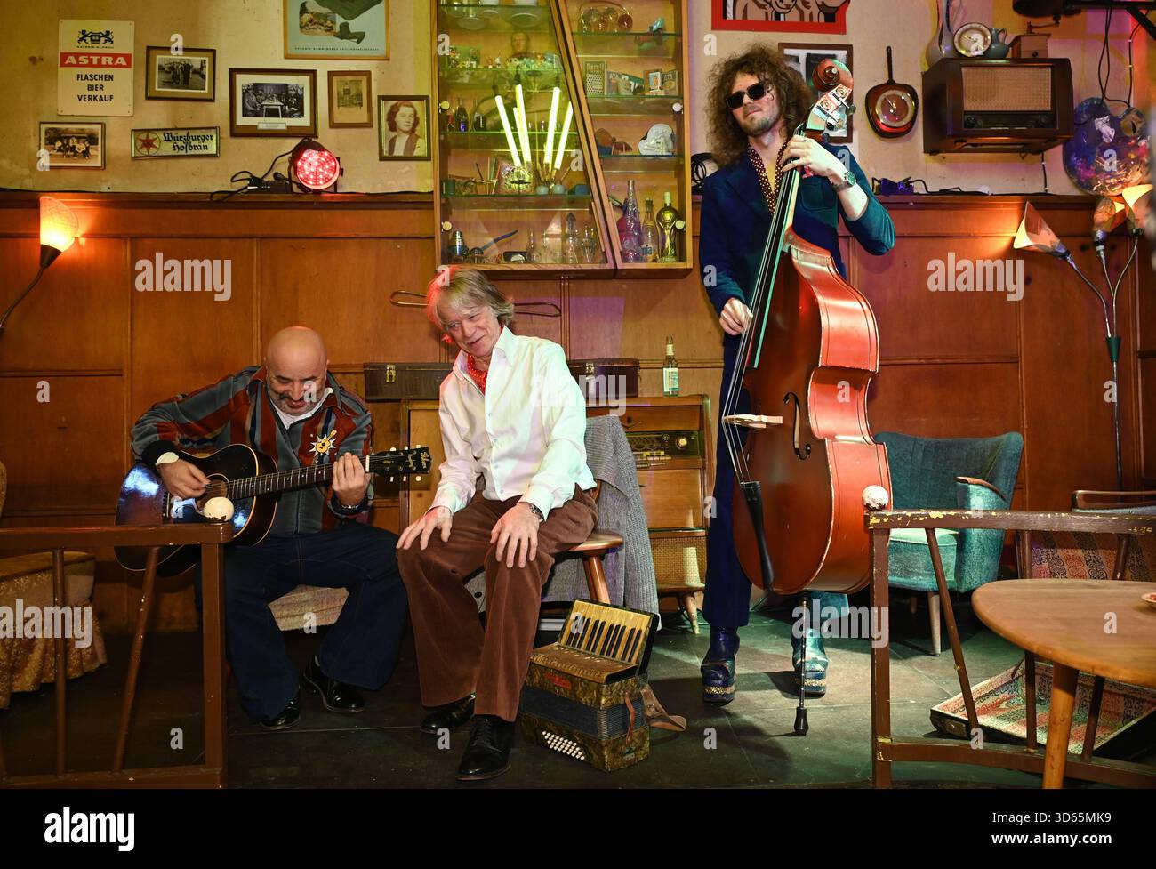 Der Entertainer und Musiker Helge Schneider posiert und musiziert mit ...
