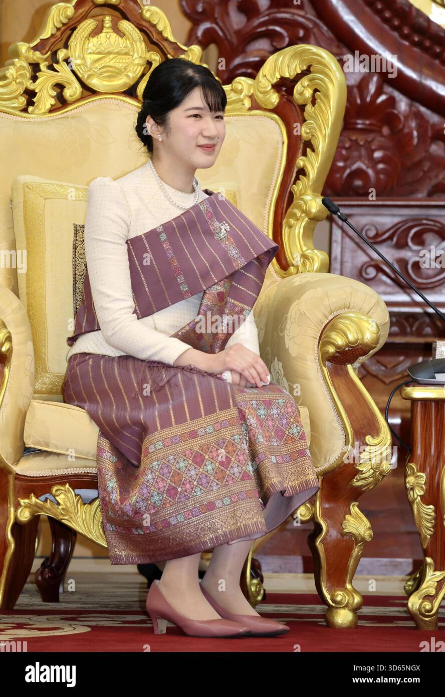 Japanese Princess Aiko, in Laotian traditional dress, meets Lao ...