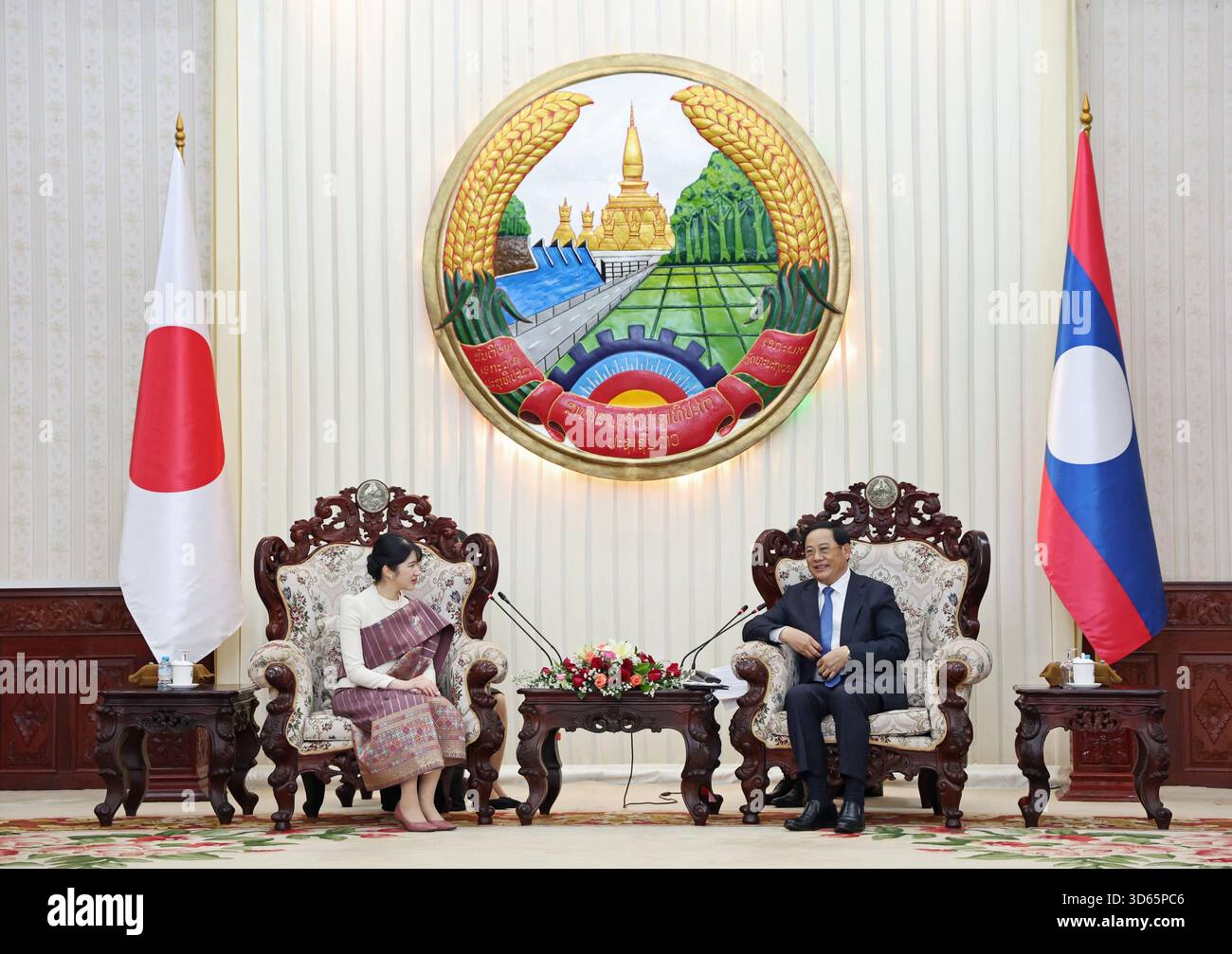 Japanese Princess Aiko (L), in Laotian traditional dress, meets Lao ...