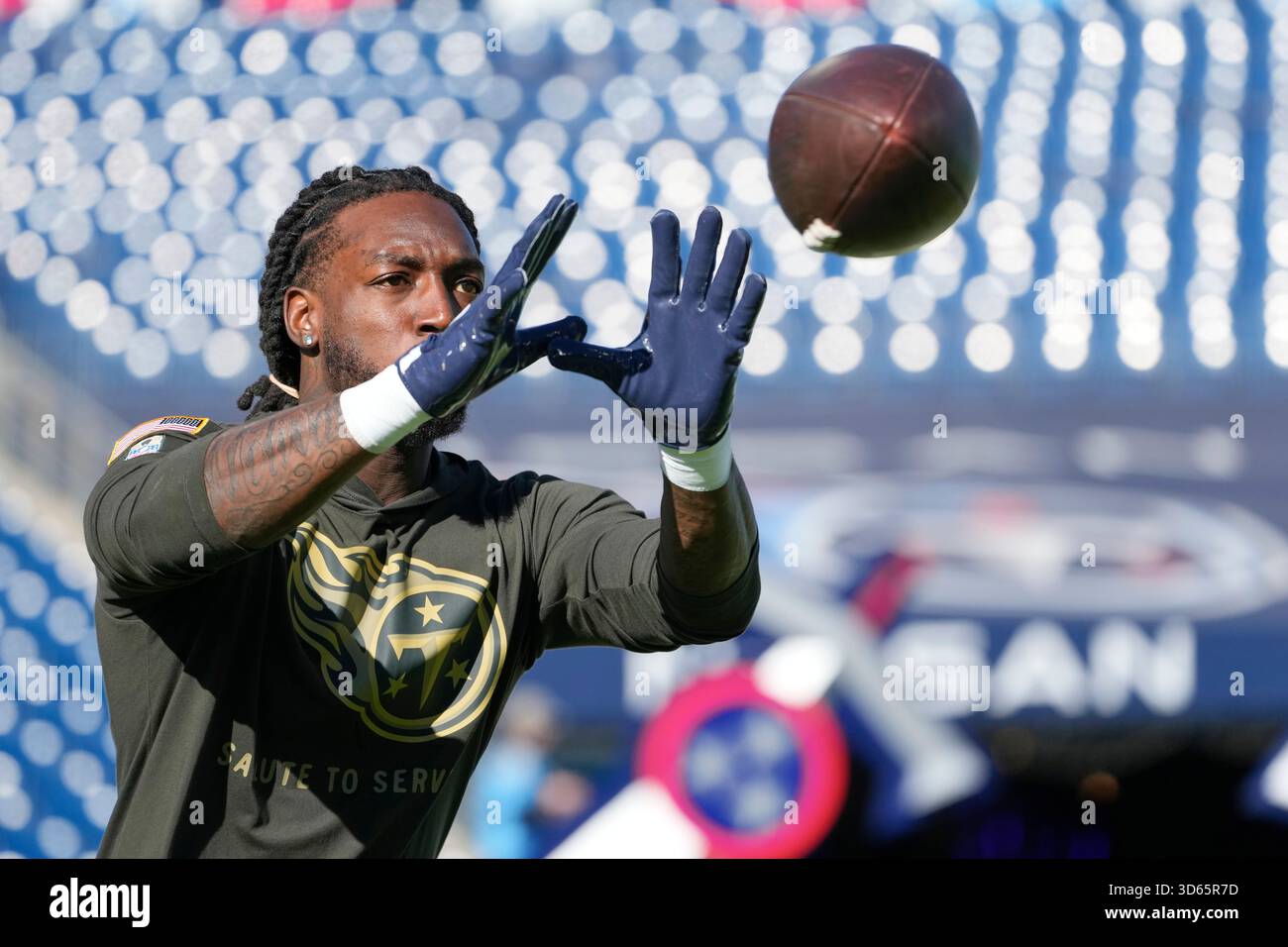 Tennessee Titans wide receiver Calvin Ridley warms up before an NFL ...