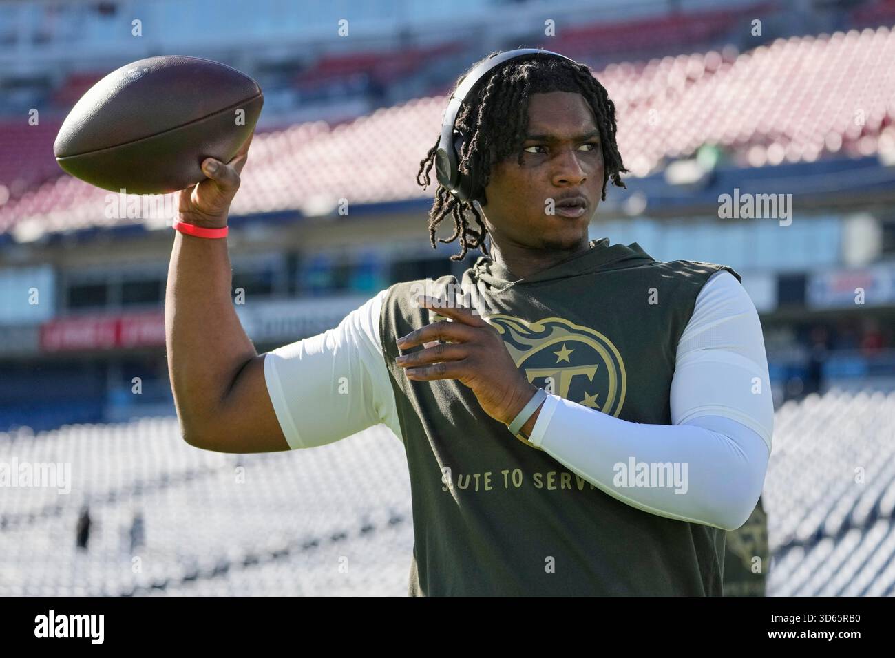 Tennessee Titans quarterback Cam Ward warms up before an NFL football ...
