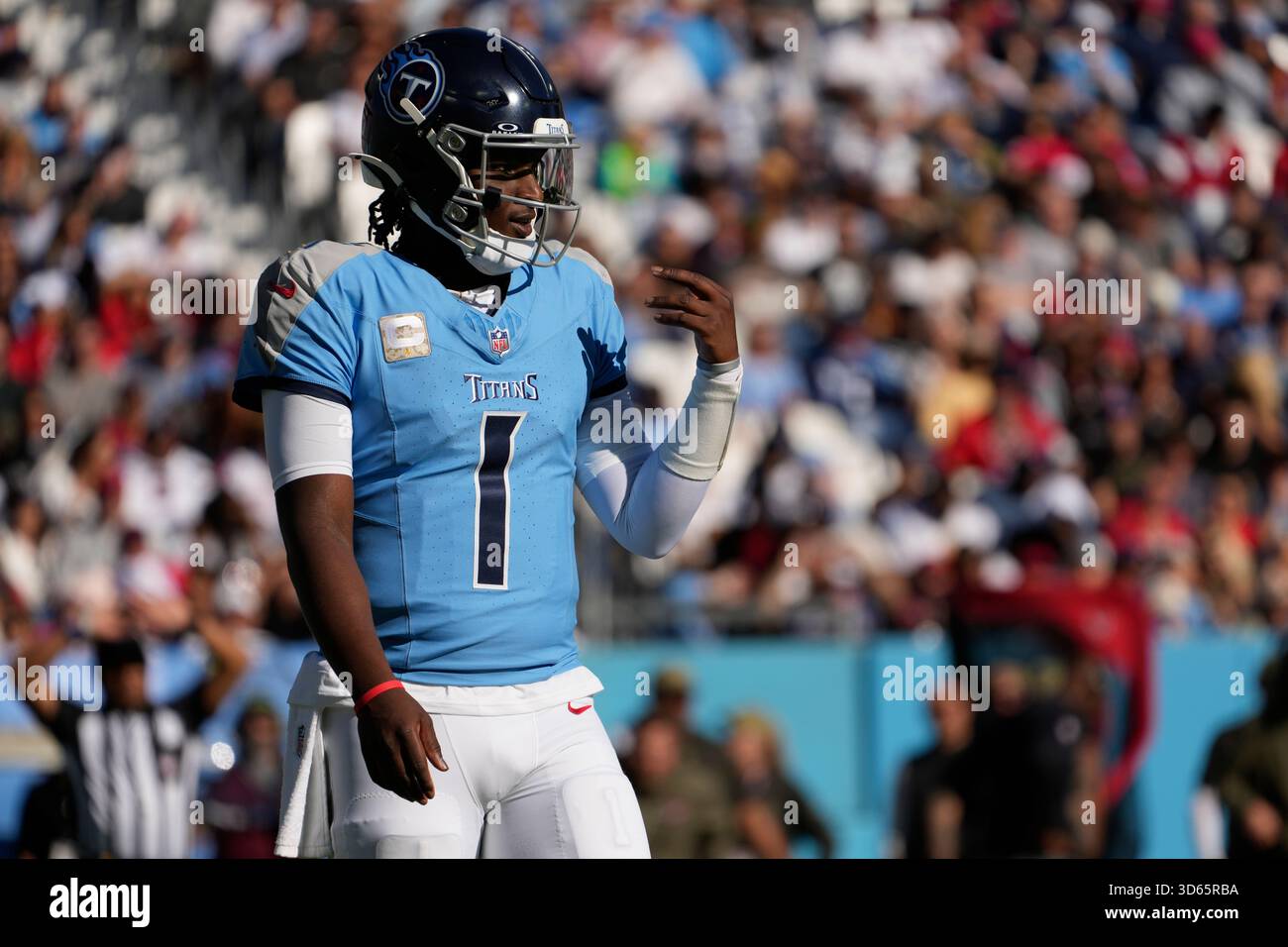 Tennessee Titans quarterback Cam Ward (1) plays during the first half ...