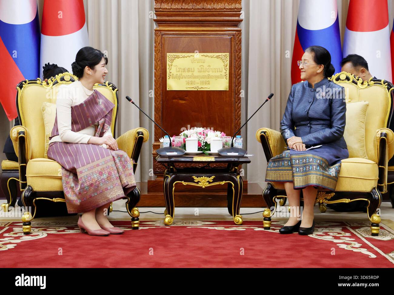 Japanese Princess Aiko (L), in Laotian traditional dress, meets Lao ...