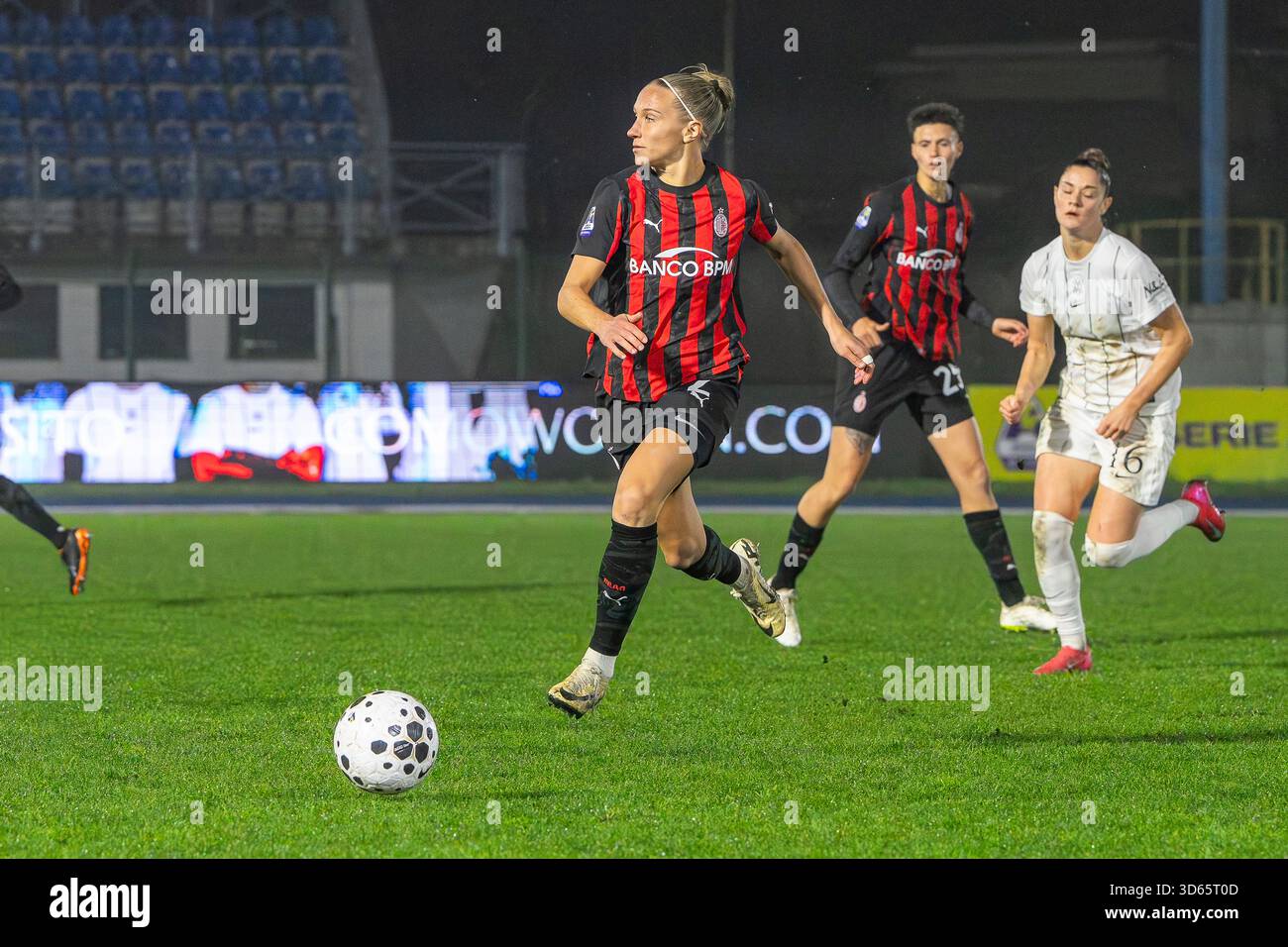 COMO, ITALY - NOVEMBER 15: Emma Koivisto of AC Milan in actionduring ...