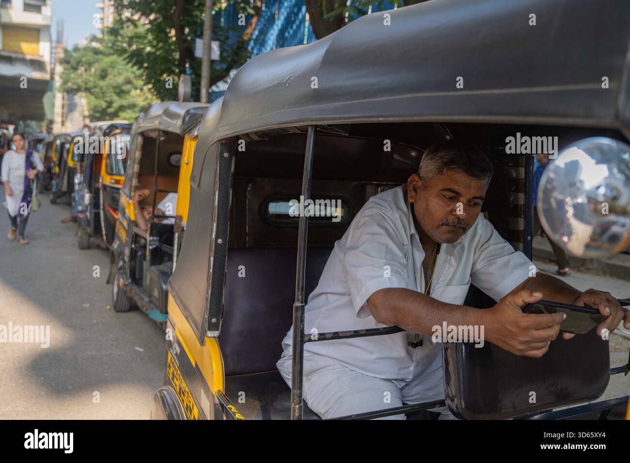 MUMBAI, INDIA - NOVEMBER 18: Long line of autorickshaws at CNG station ...