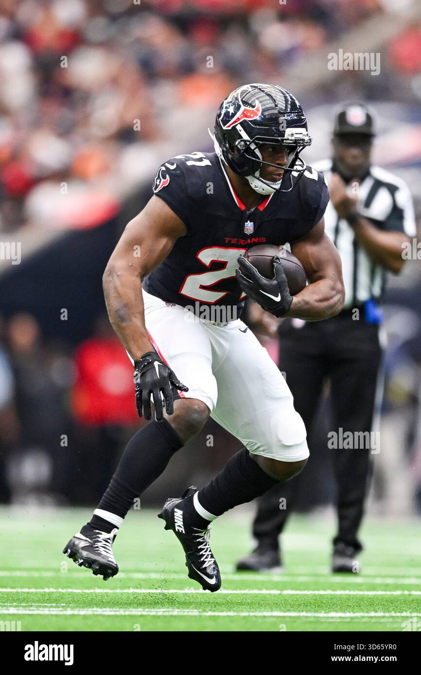 Houston Texans running back Nick Chubb (21) runs the ball in the second ...