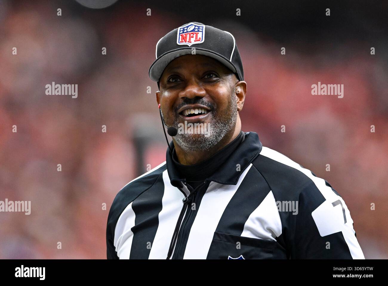 Side judge Keith Washington (7) looks on in the second quarter of an ...