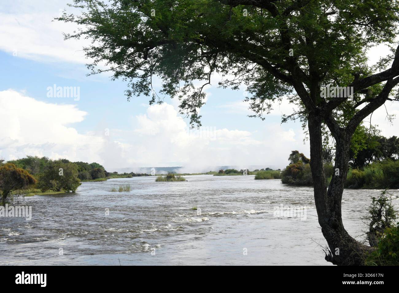 Der Sambesi kurz vor den berühmten Victoriafällen. *** The Zambezi ...