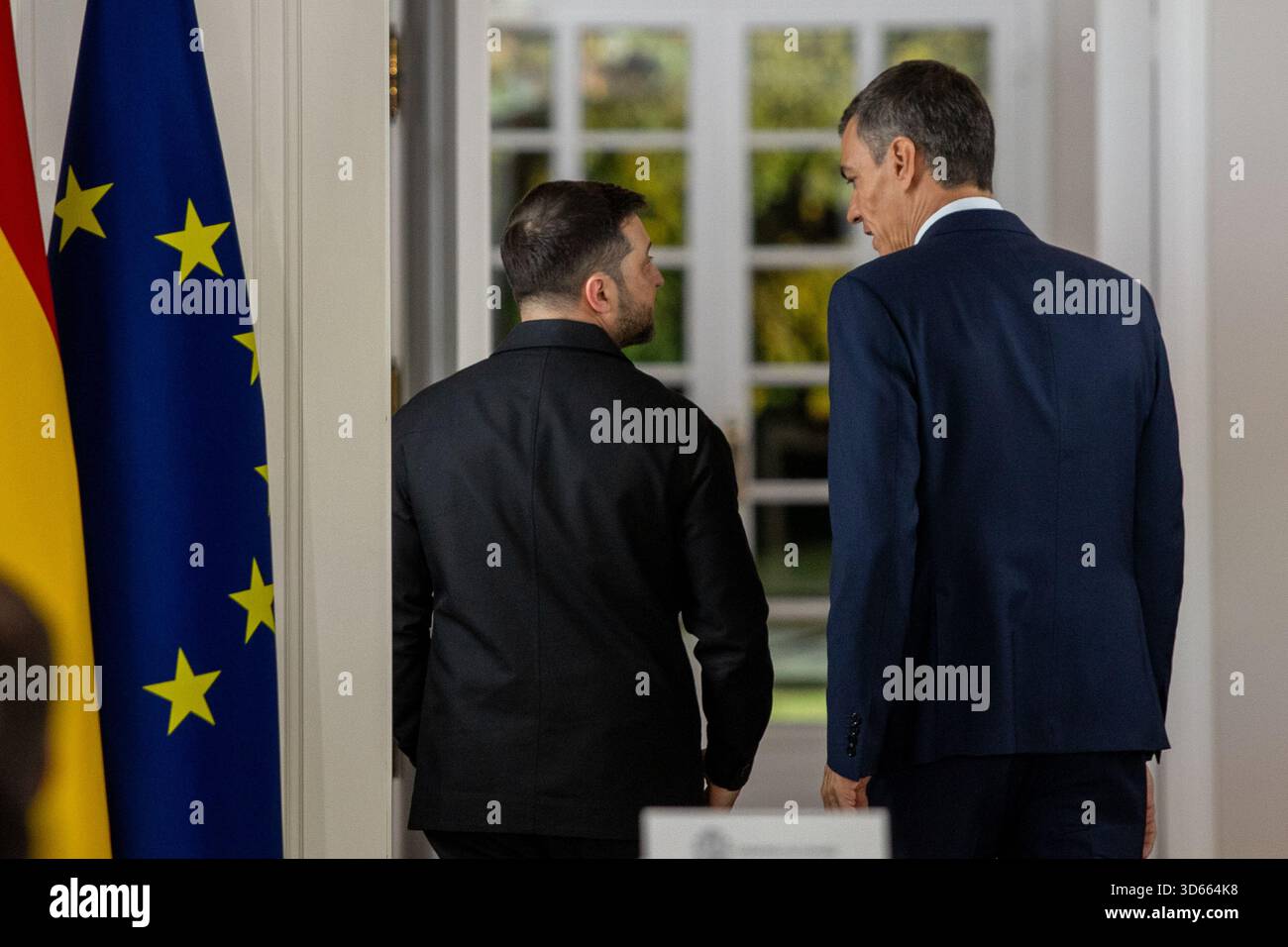 Spanish Prime Minister Pedro Sánchez (R) and President of Ukraine ...