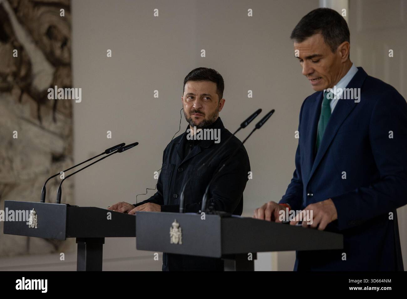 Spanish Prime Minister Pedro Sánchez (R) and President of Ukraine ...