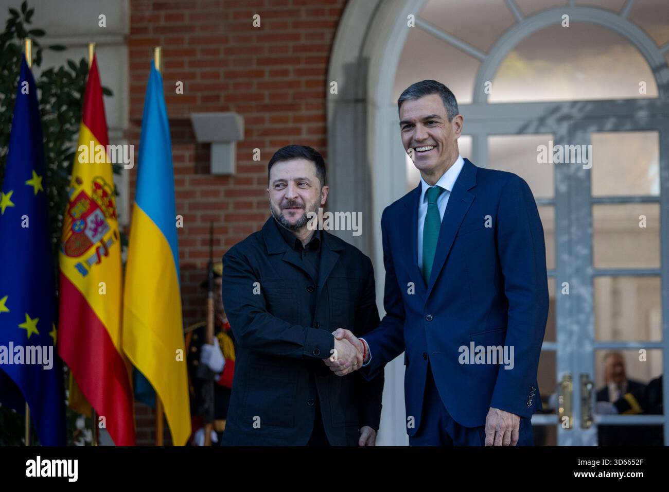 Spanish Prime Minister Pedro Sánchez (R) and President of Ukraine ...