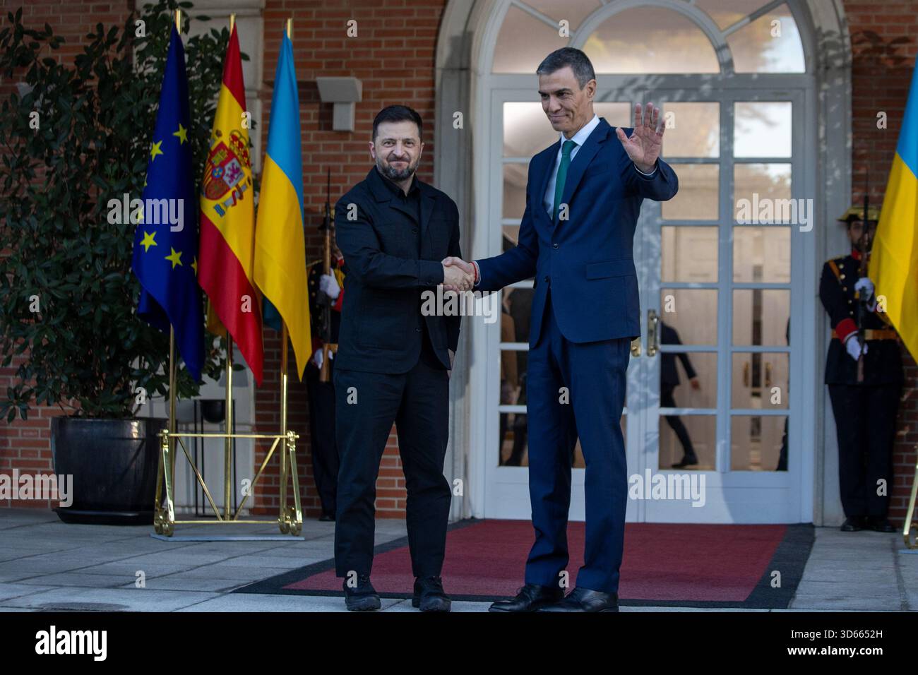 Spanish Prime Minister Pedro Sánchez (R) and President of Ukraine ...