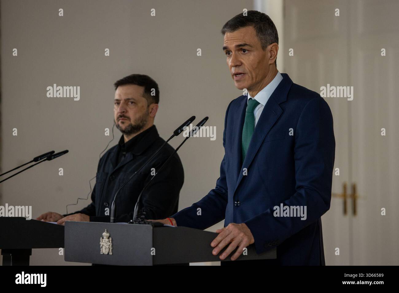 Spanish Prime Minister Pedro Sánchez (R) and President of Ukraine ...