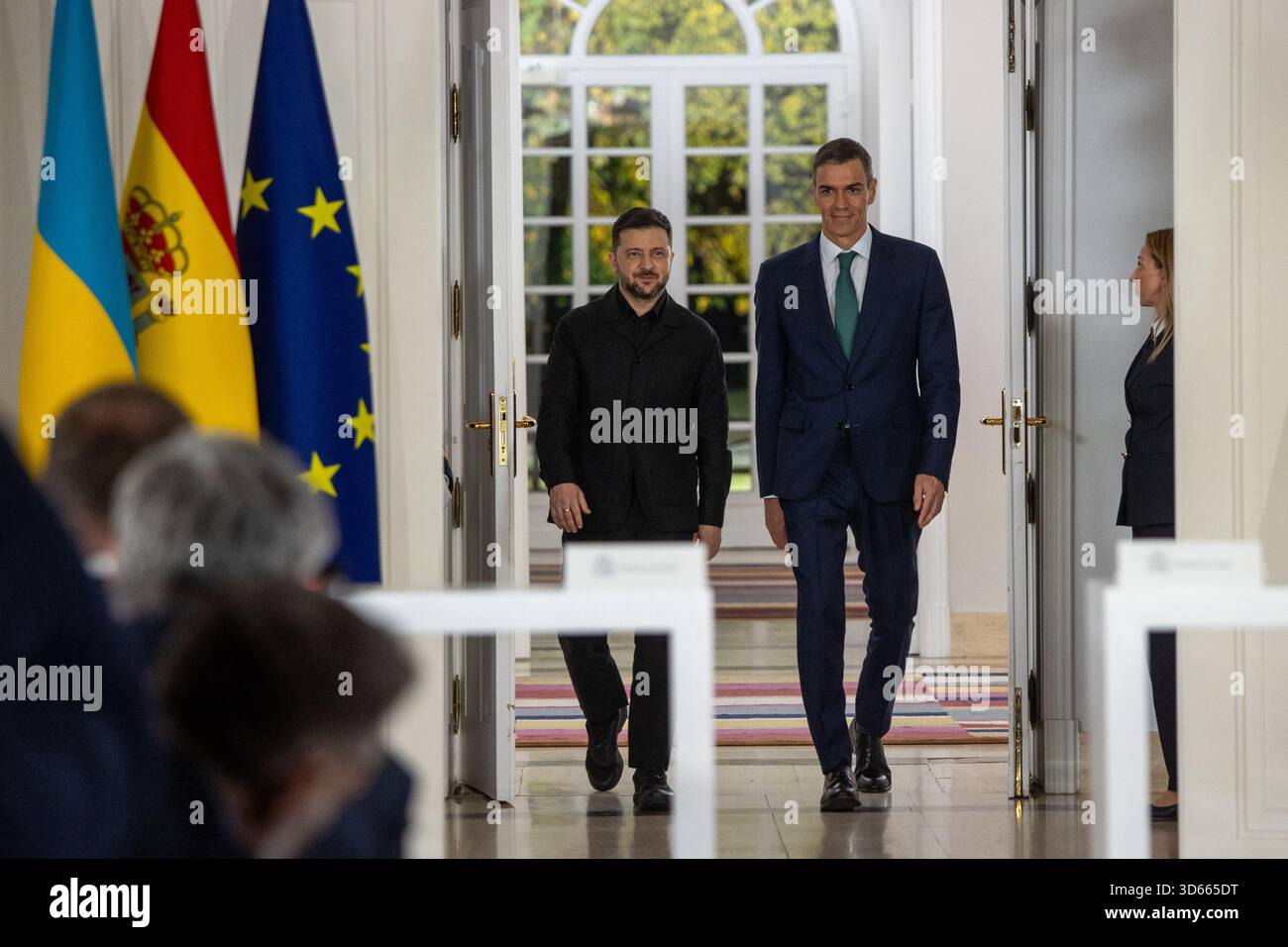 Spanish Prime Minister Pedro Sánchez (L) and President of Ukraine ...