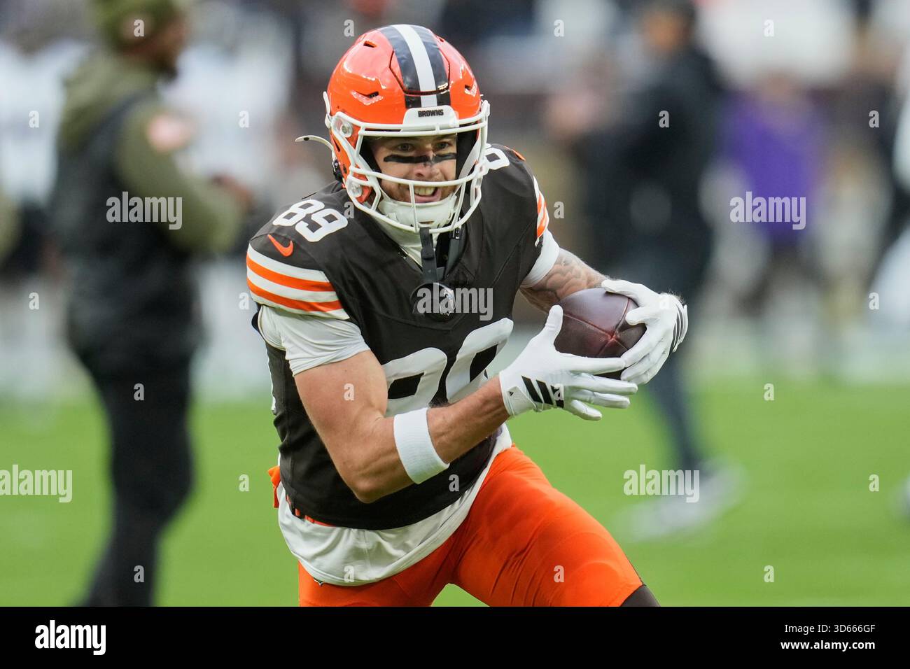 Cleveland Browns wide receiver Kaden Davis (89) warms up before an NFL ...