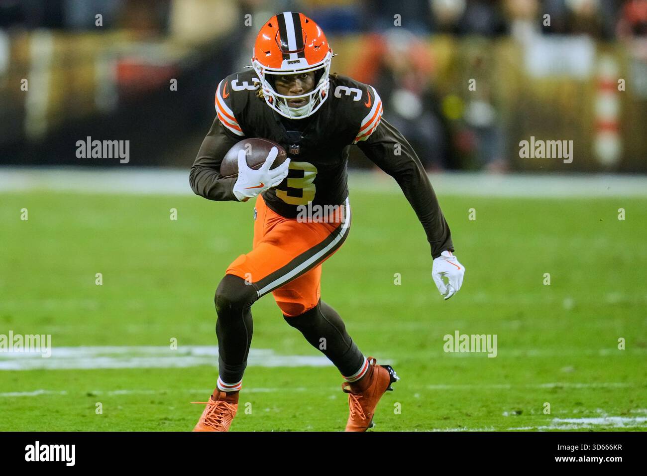 Cleveland Browns wide receiver Jerry Jeudy (3) carries during an NFL ...